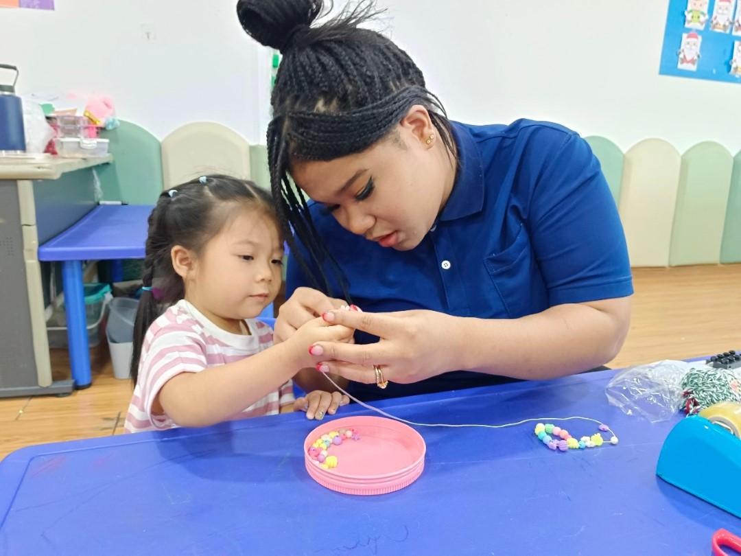 เรามาร้อยลูกปัด – SAMARTKID School Lopburi